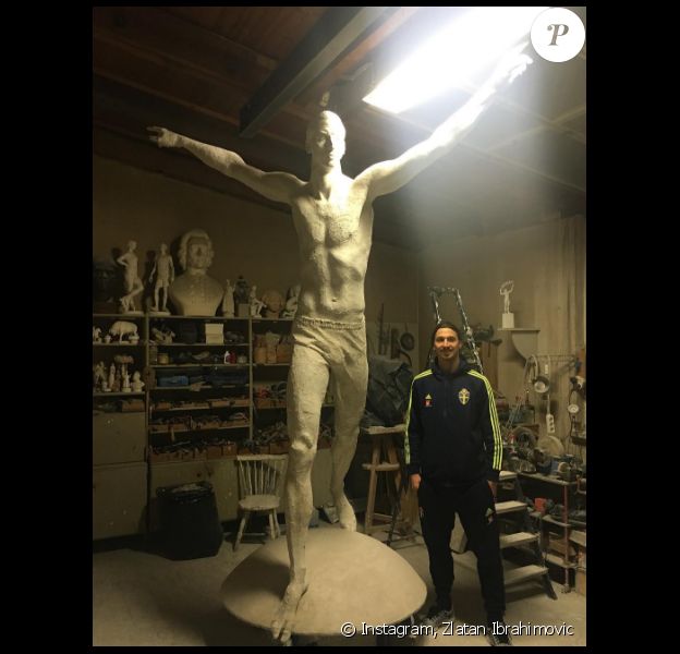 Zlatan Ibrahimovic : Fier avec sa statue, en toute modestie bien sûr ...
