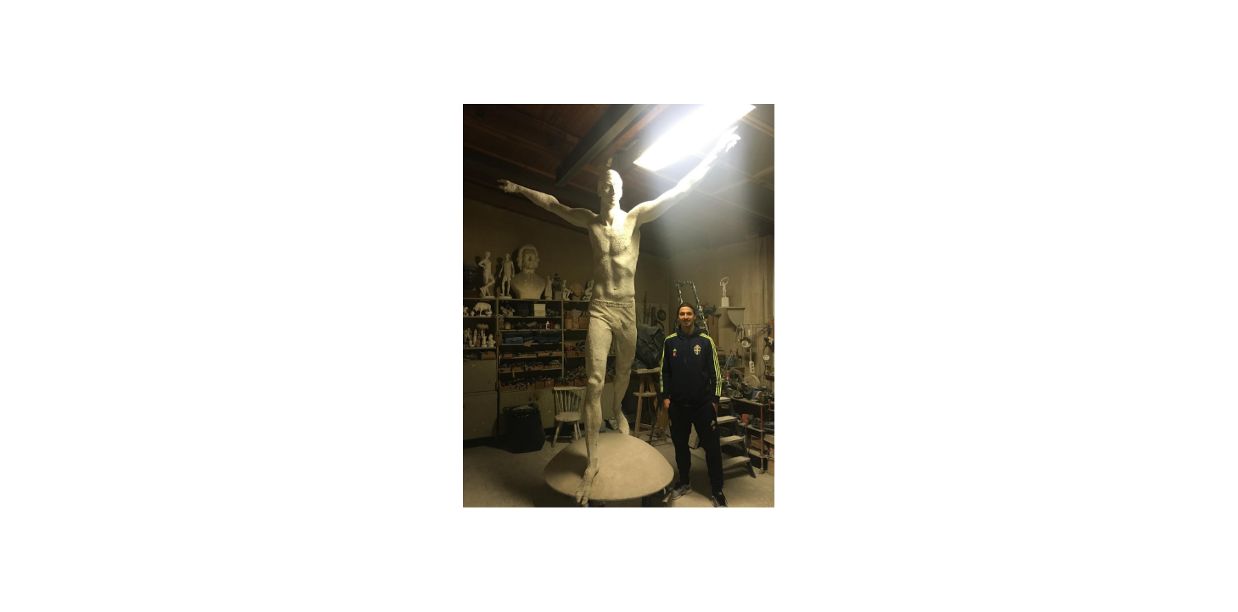 Zlatan Ibrahimovic : Fier avec sa statue, en toute modestie bien sûr ...