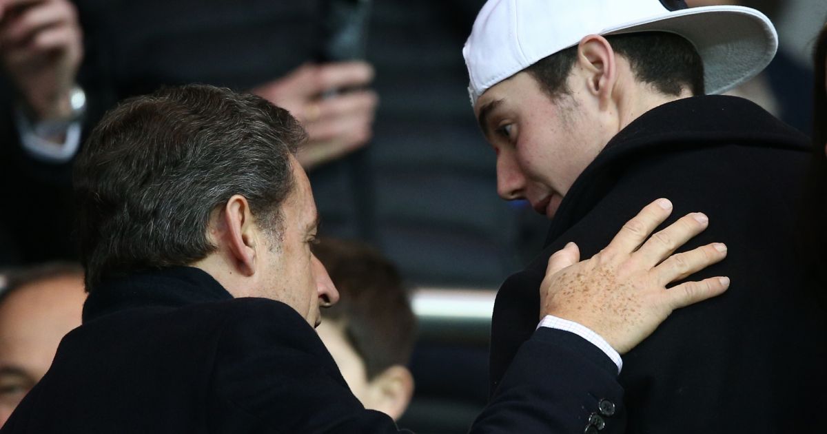 Nicolas Sarkozy et son fils Louis Sarkozy - People au match PSG ...
