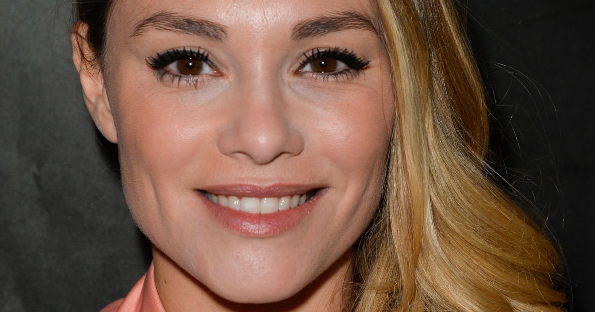 Joy Esther au vernissage de l'exposition Vision by AG, au profit de l ...