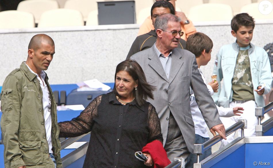 Zinedine Zidane avec son frère, ses parents et son fils Enzo lors d'un ...