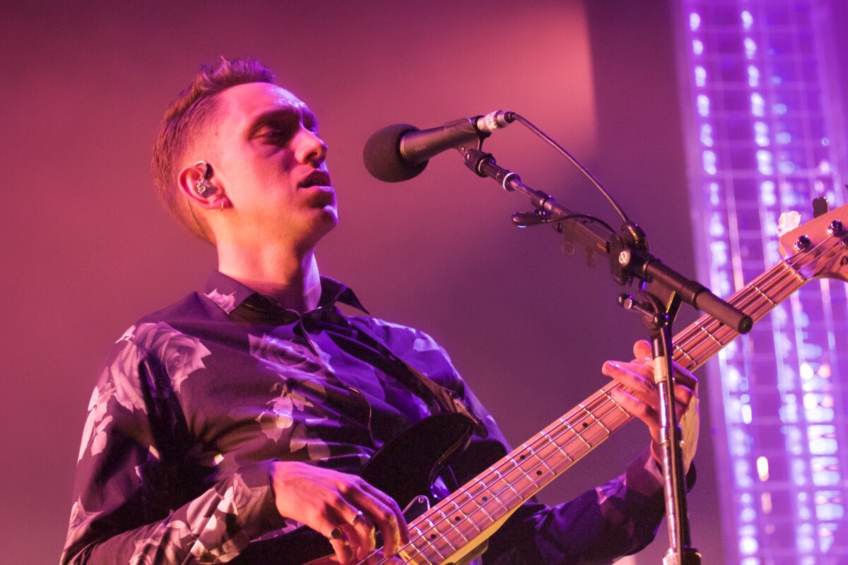 Photo : Oliver Sim du groupe The XX en concert au Zénith de Paris ...