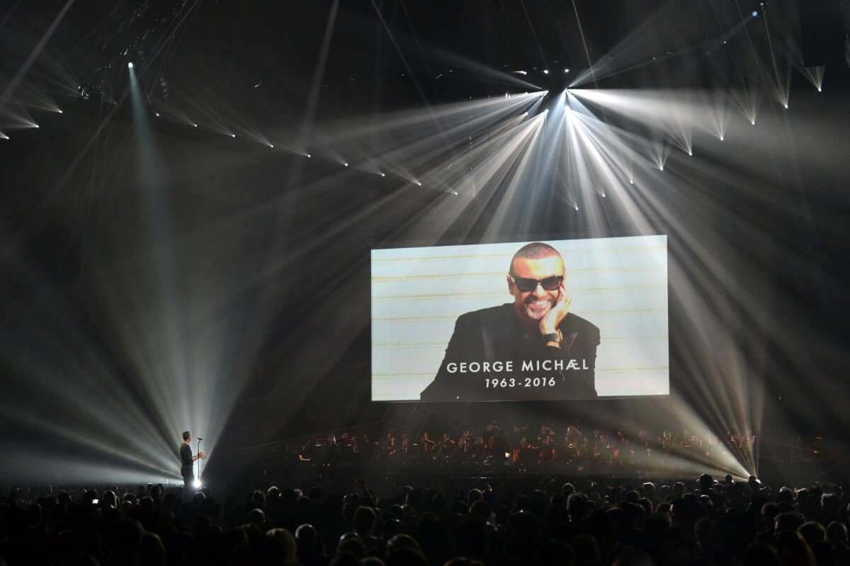 Photo : Chris Martin rend hommage à George Michael sur la scène des ...