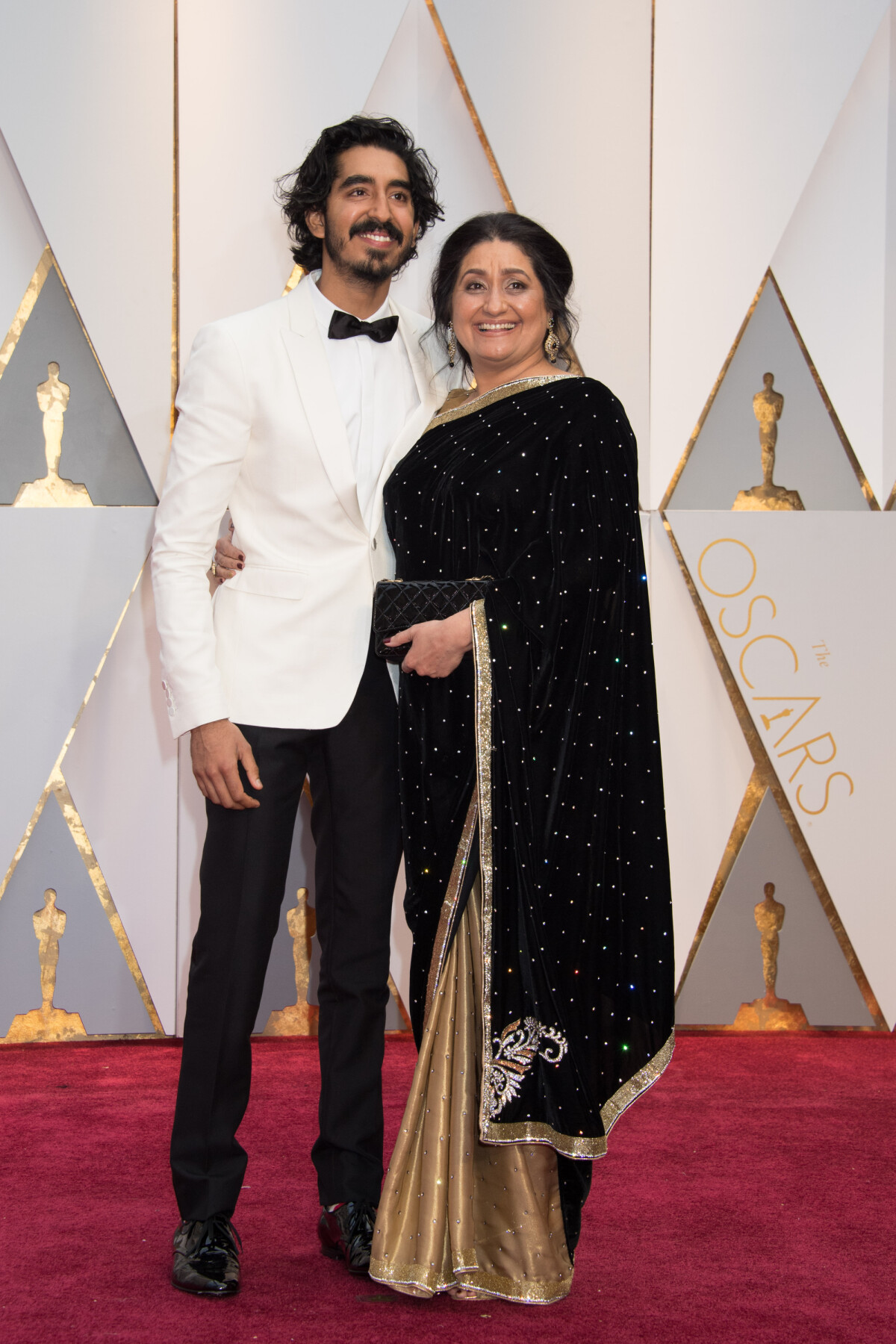 Photo : Dev Patel et sa mère Anita Patel à la 89ème cérémonie des ...