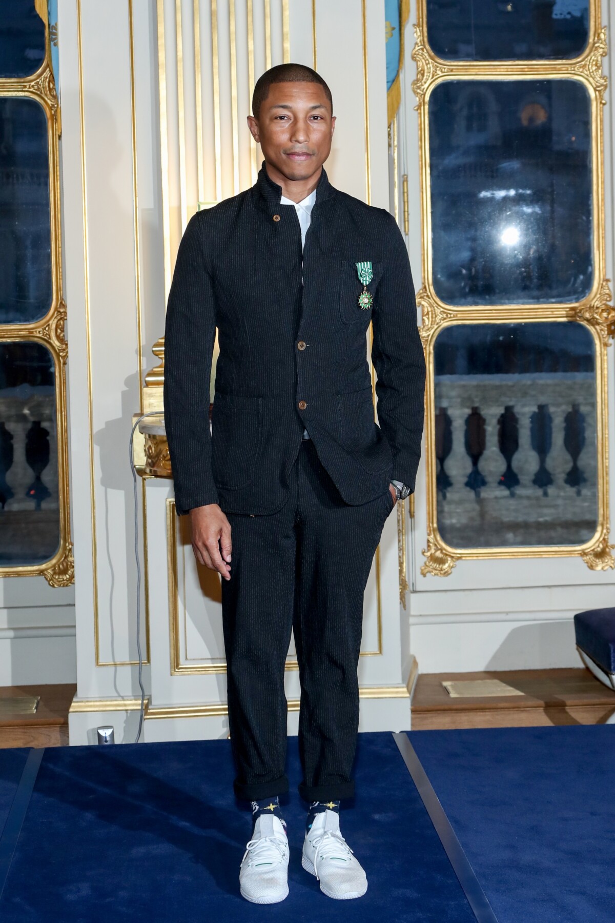 Photo : Pharrell Williams reçoit les insignes d'Officier dans l'ordre ...