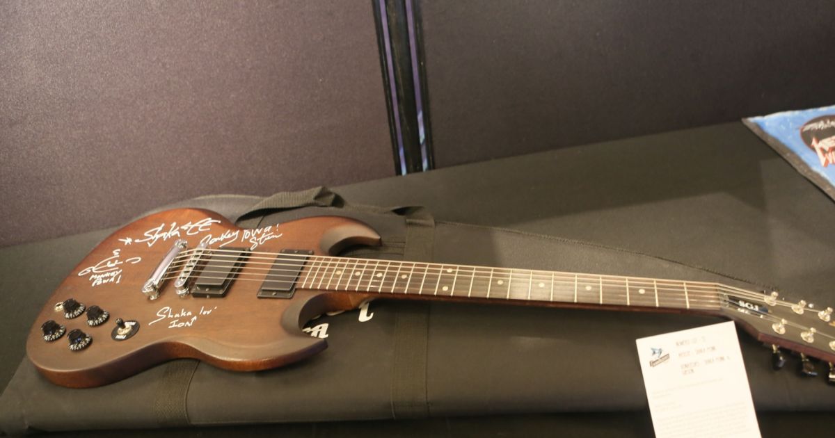 Semi-exclusif - Guitare du groupe Shaka Ponk - Vente aux enchères ...