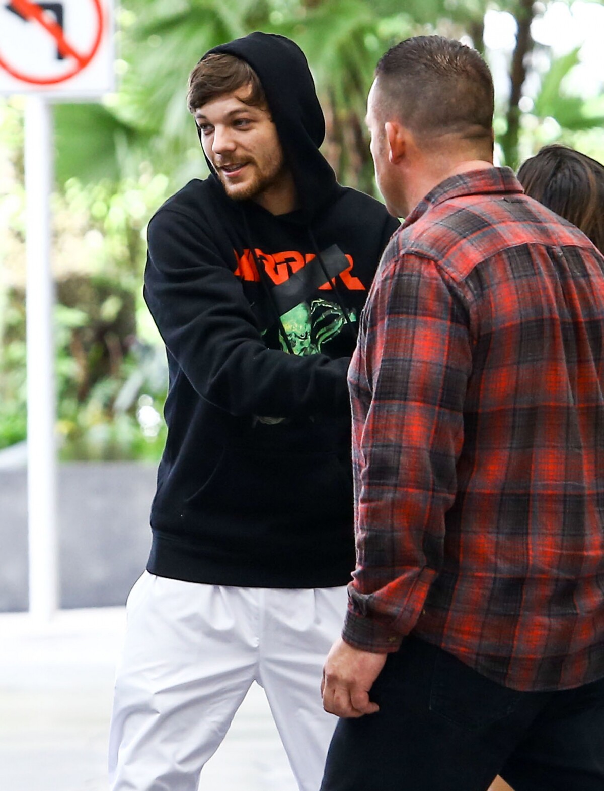 Photo Exclusif Louis Tomlinson Fait Des Selfies Avec Ses Fans à La