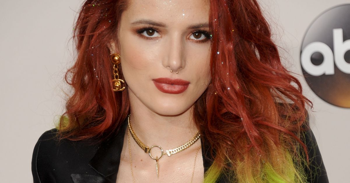Bella Thorne sur le tapis rouge du 2016 American Music Awards au ...