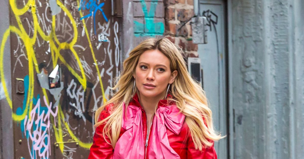 Exclusif - Hilary Duff tourne une scène de la série ''Younger'' dans la ...