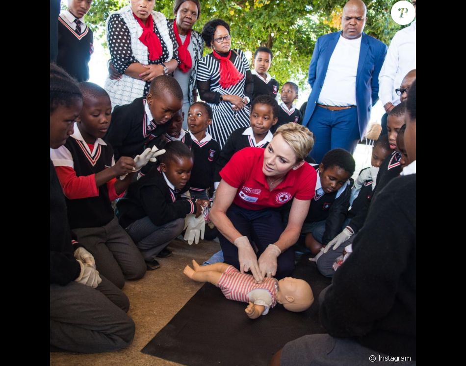 La princesse Charlene de Monaco montrant les gestes de premiers secours ...