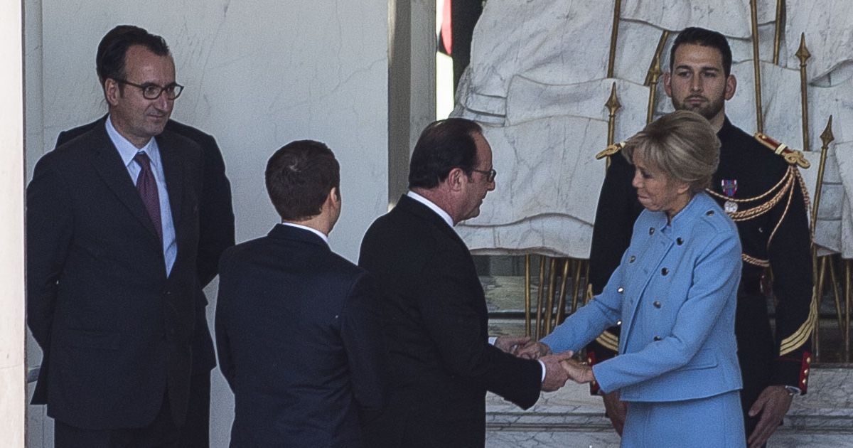 Le président sortant de la République François Hollande et raccompagné ... Le président sortant de la République François Hollande et raccompagné ...
