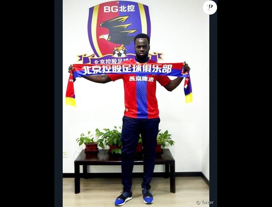 Cheick Tioté lors de son arrivée en Chine, au club de Beijing ...