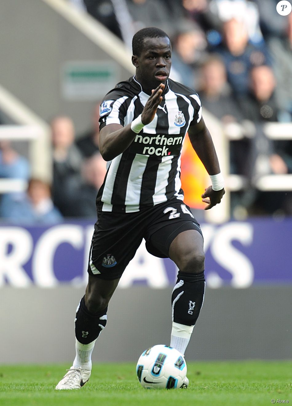 Cheick Tioté sous les couleurs de Newcastle United en octobre 2010 ...
