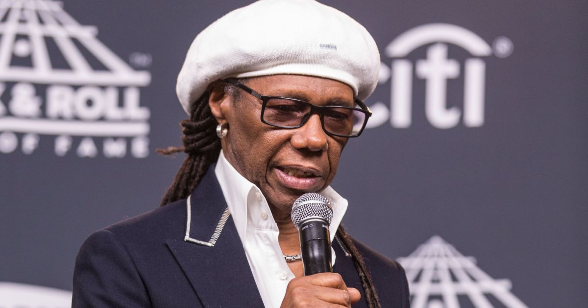 Nile Rodgers sur le tapis rouge du Barclay's Center à la cérémonie Hall ...