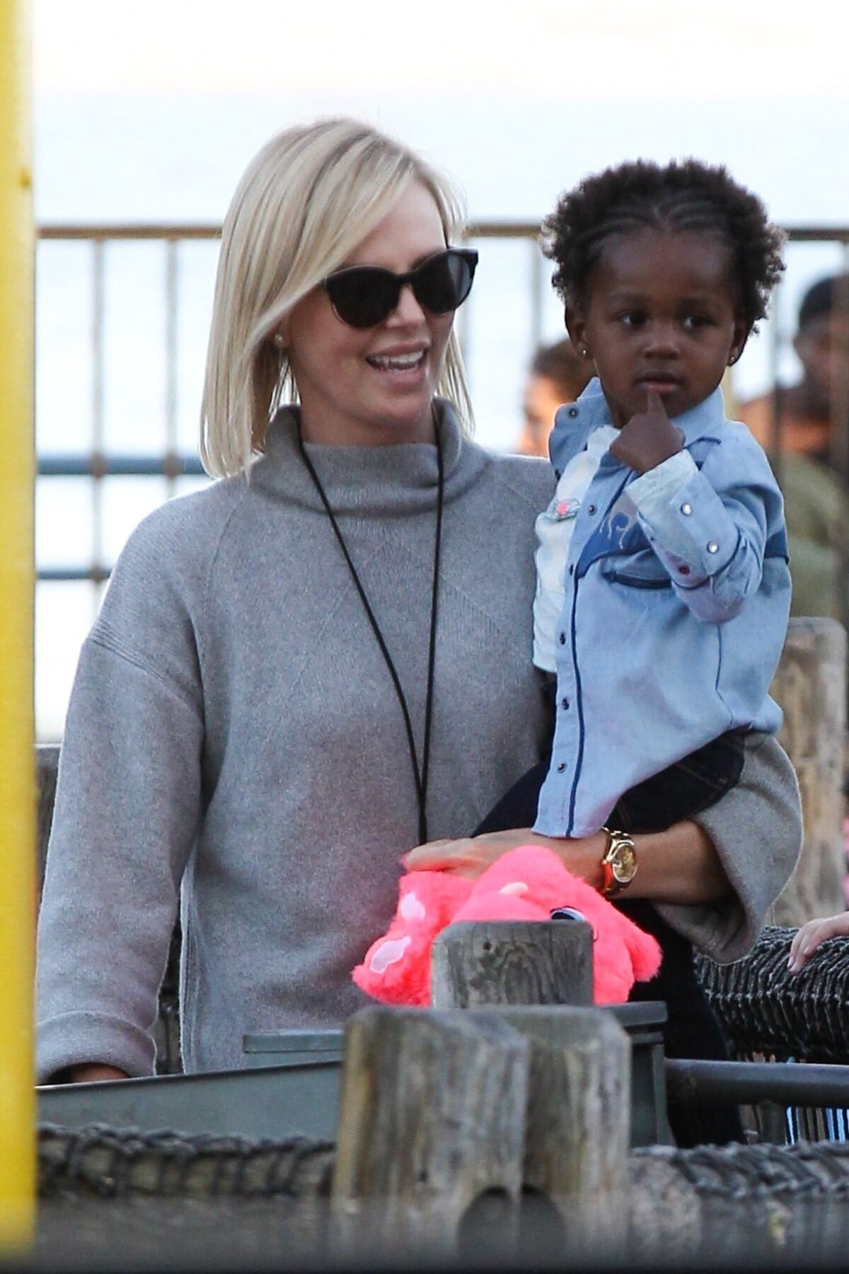 Photo : Charlize Theron s'amuse avec ses enfants Jackson Theron et ...