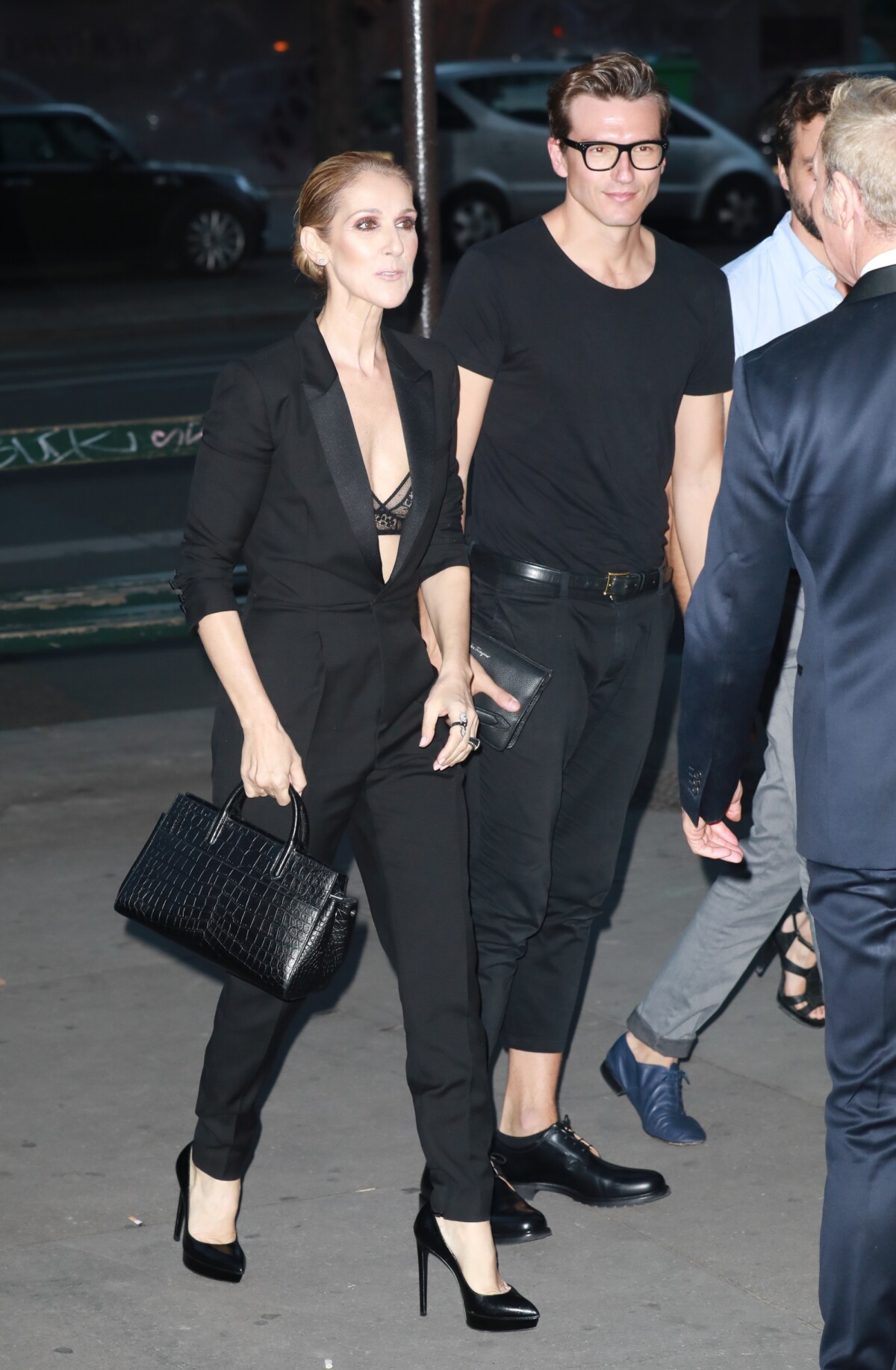 Vidéo Céline Dion Quitte Le Lhôtel Royal Monceau Et Va Dîner En
