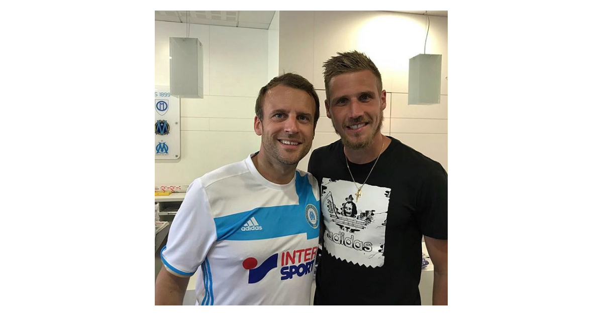 Emmanuel Macron: Barbe de trois jours et maillot de l'OM, un président ...