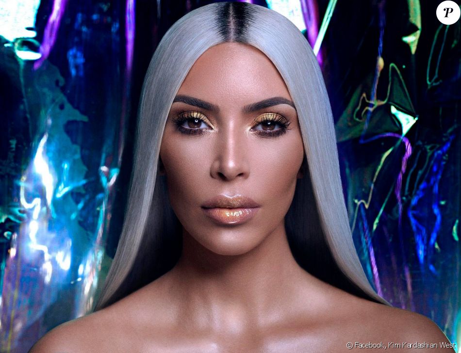 Kim Kardashian lance Ultralight Beams pour KKW BEAUTY. 2017. - Purepeople
