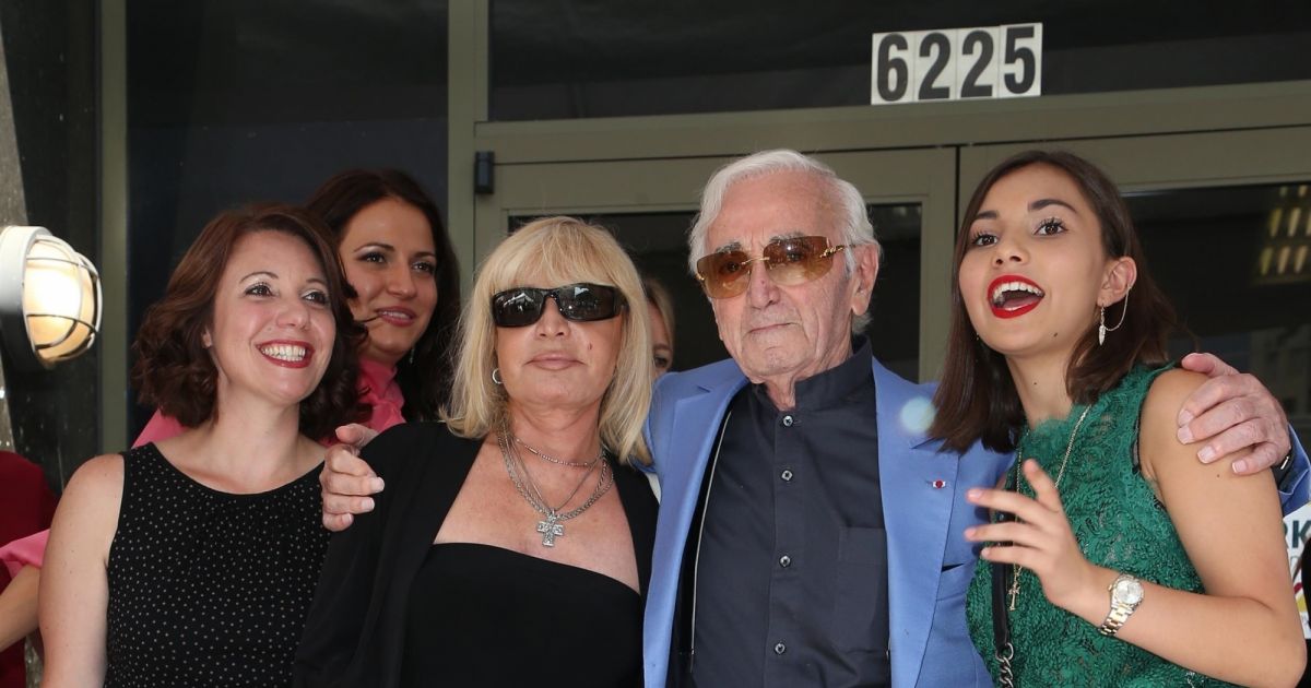 Charles Aznavour avec sa petite-fille Leila (chemisier vert), sa fille ...