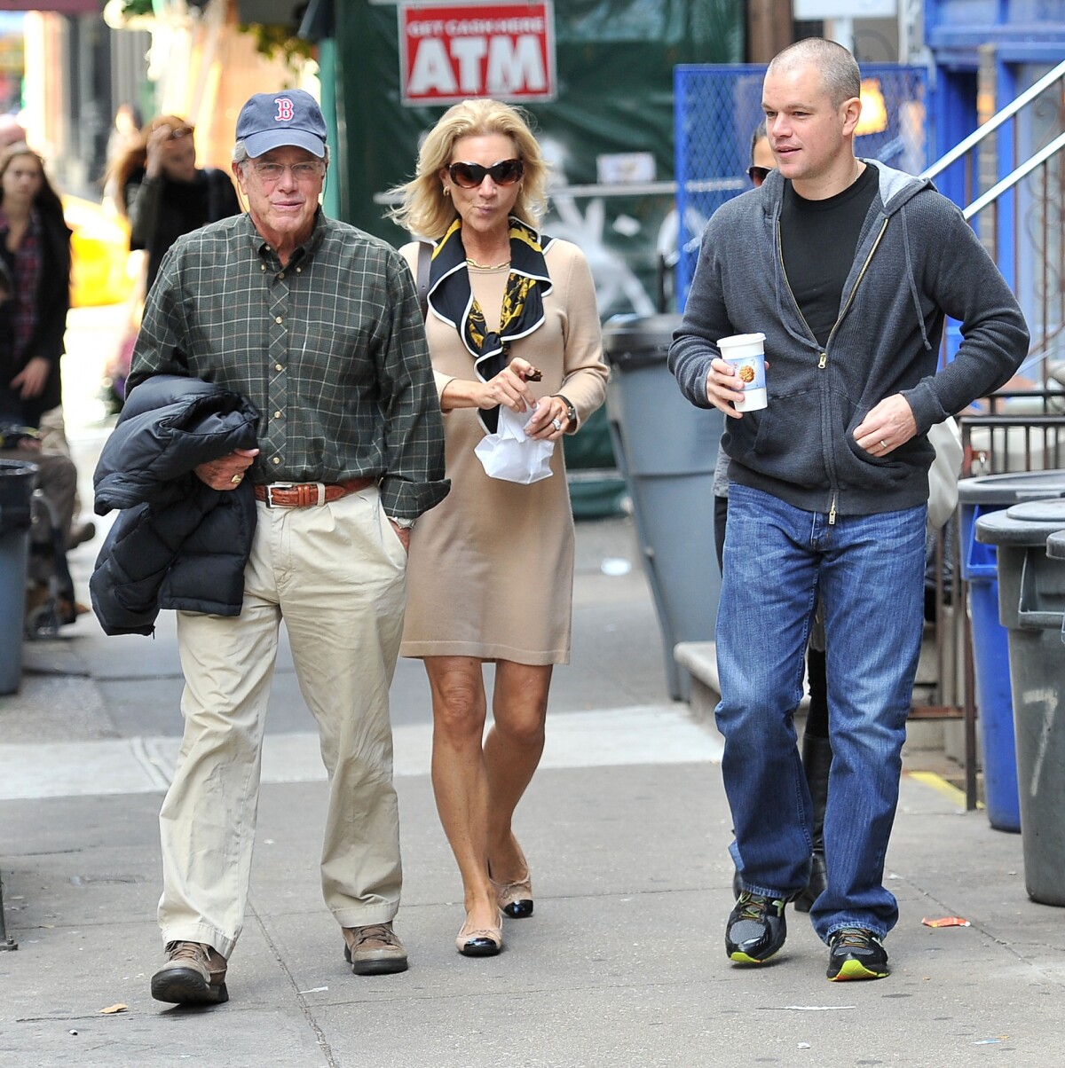 Photo : Matt Damon avec son père Kent Damon à Boston en 2012. - Purepeople