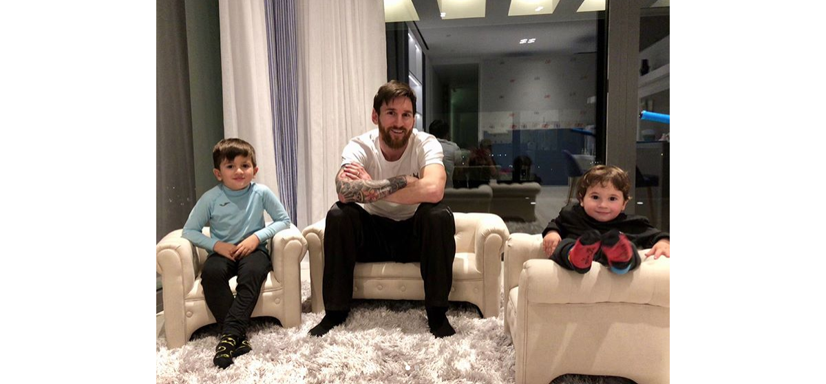 Photo : Lionel Messi pose avec ses fils Thiago et Mateo, photo ...