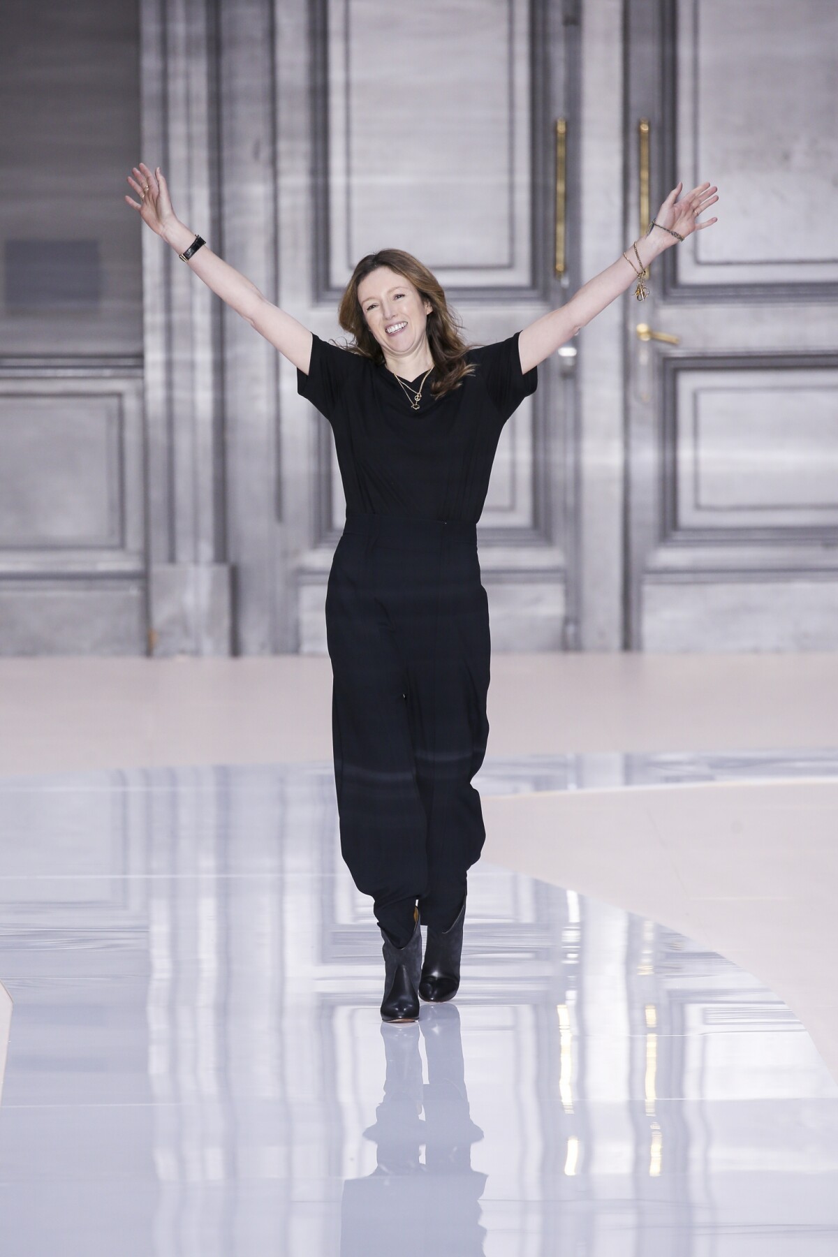 Photo : La styliste Clare Waight Keller au défilé de mode "Chloé ...