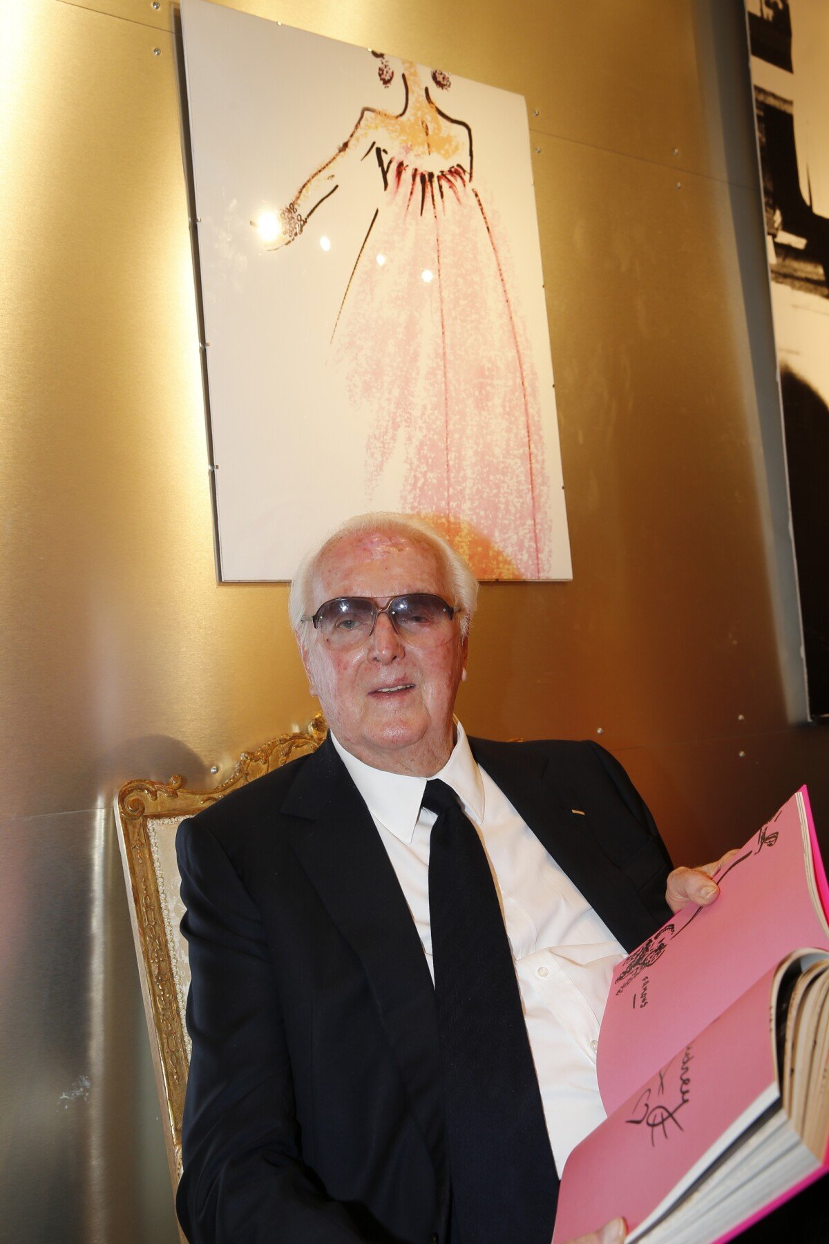 Photo : Exclusif - Hubert de Givenchy - Dédicace du livre "To Audrey ...
