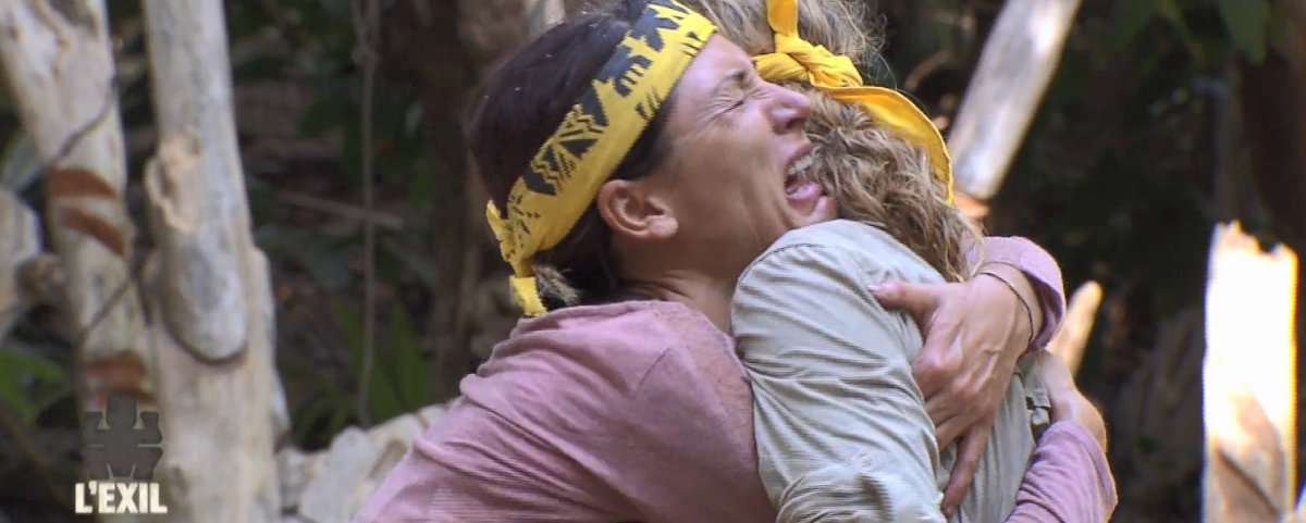 Photo : Julie en larmes dans les bras de Chantal - "Koh-Lanta All Stars ...