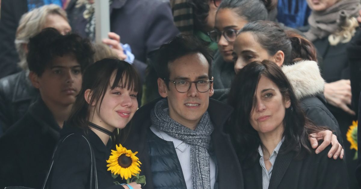Kên Higelin lors des obsèques de Jacques Higelin au cimetière du Père ...