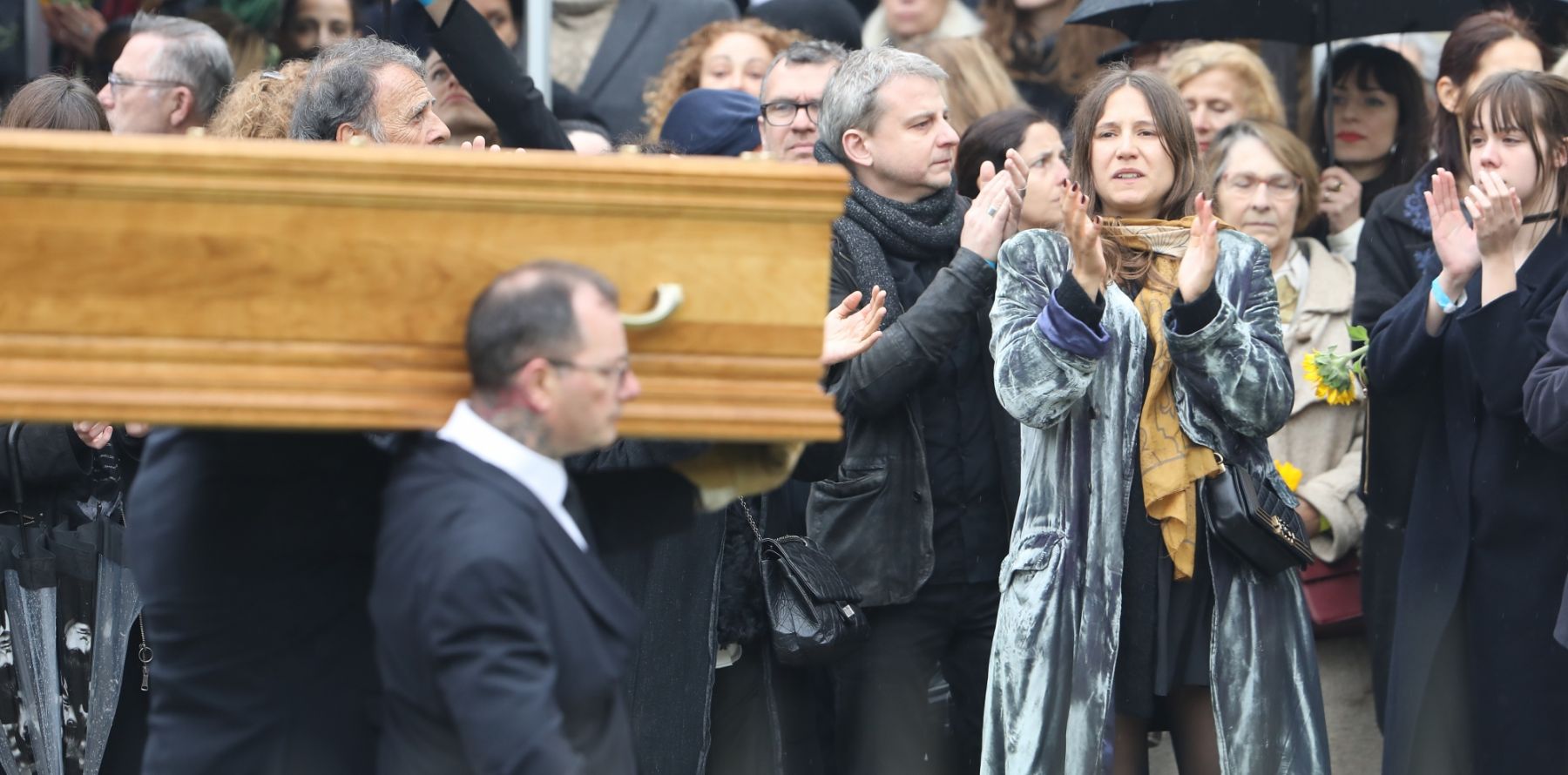 Obsèques de Jacques Higelin: Izïa, Arthur, Kên et leurs mères, unis ...