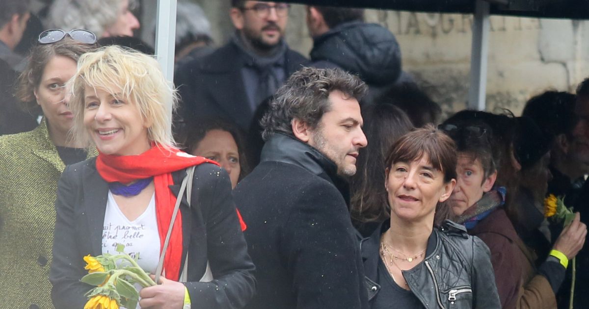 Le chanteur M (Matthieu Chedid) et Romane Bohringer lors des obsèques ...