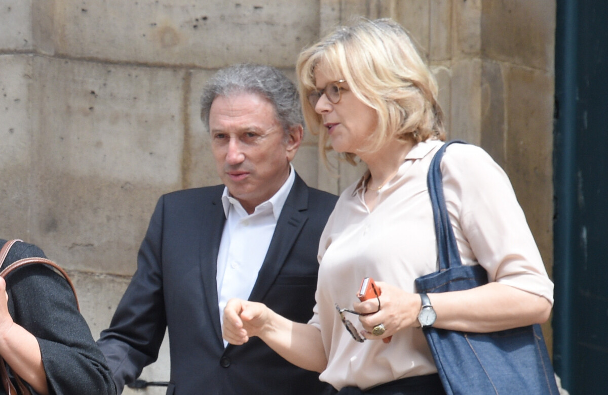 Photo : Michel Drucker et Laurence Piquet - Sortie des obsèques de ...