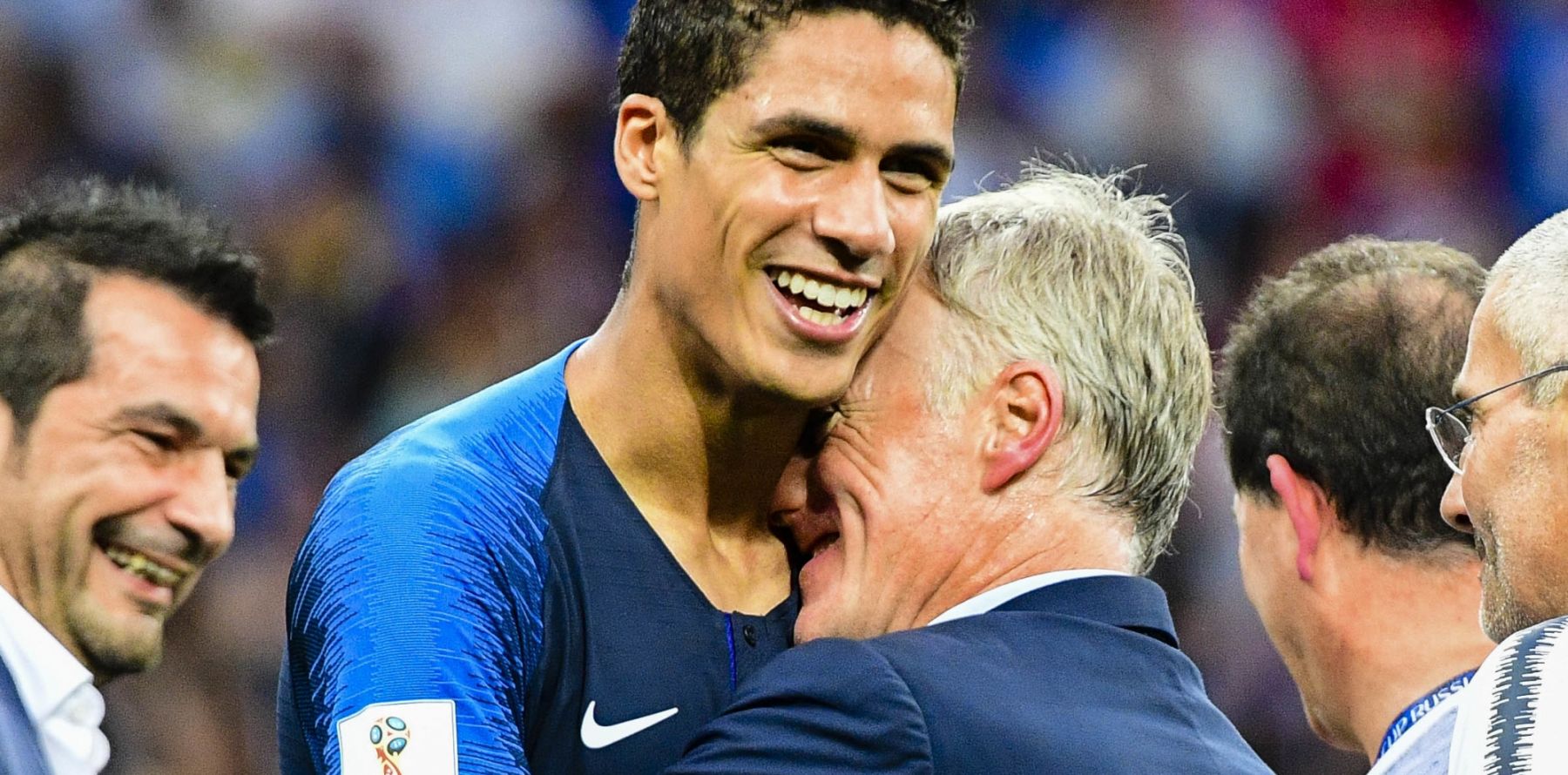 Raphaël Varane : Le bonheur en famille avec sa belle Camille et leur ...