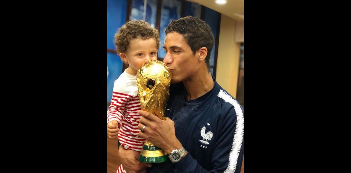 Photo : Raphaël Varane pose avec la Coupe du monde et son fils Ruben ...