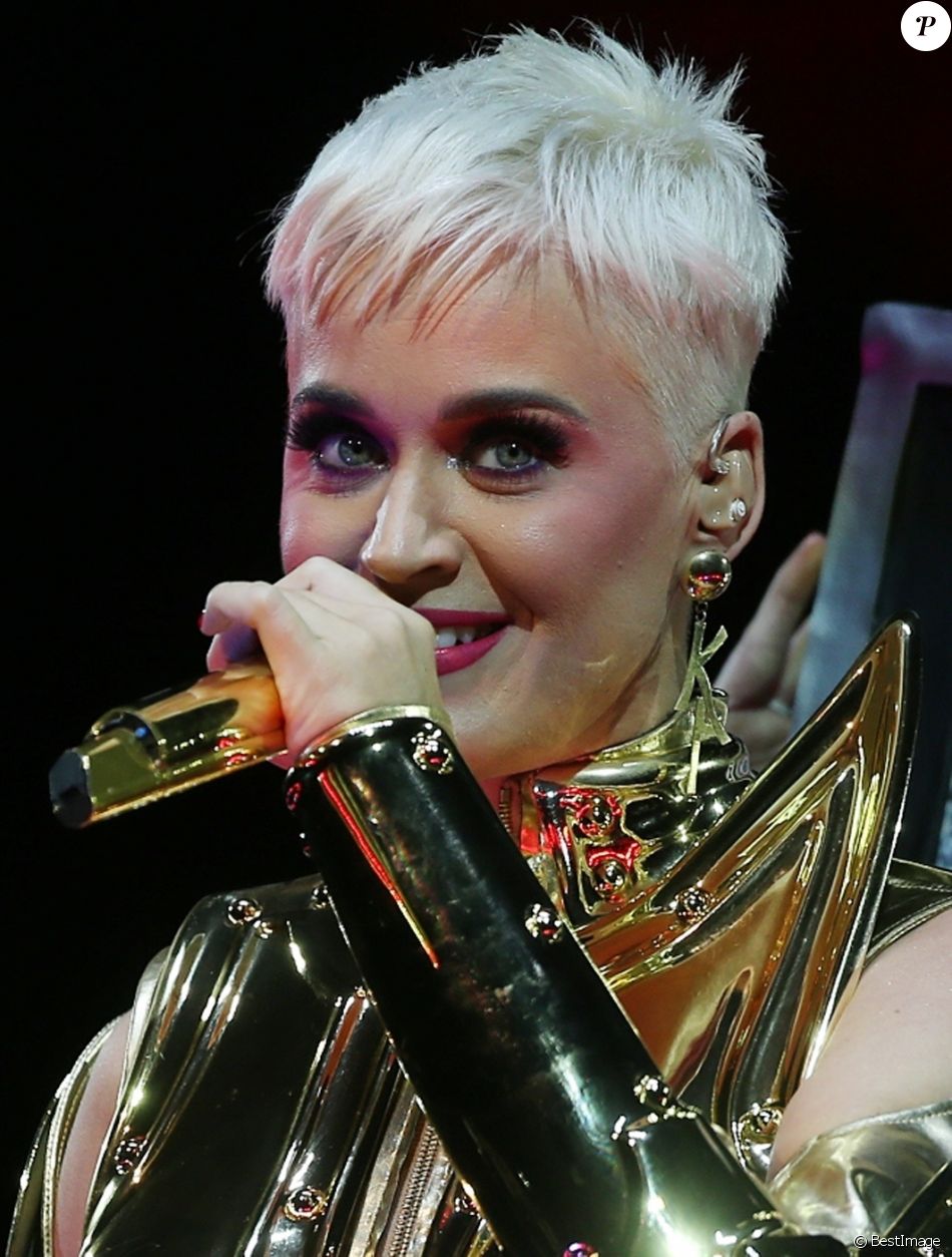 Katy Perry en concert sur la scène du Perth Arena à Perth, le 24 ...