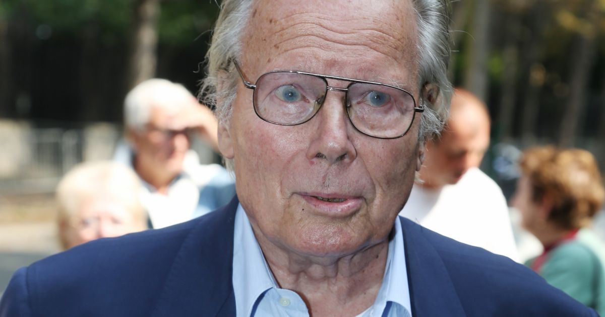Jean Piat arrive à l'enregistrement de l'emission 'Vivement Dimanche' à ...