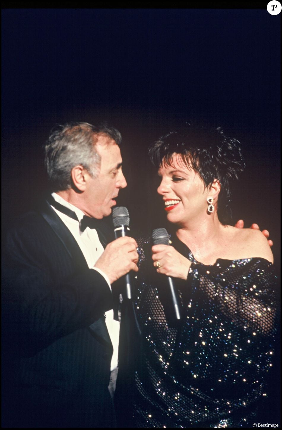 Charles Aznavour et Liza Minnelli sur scène au Lido à PAris, le 20 ...