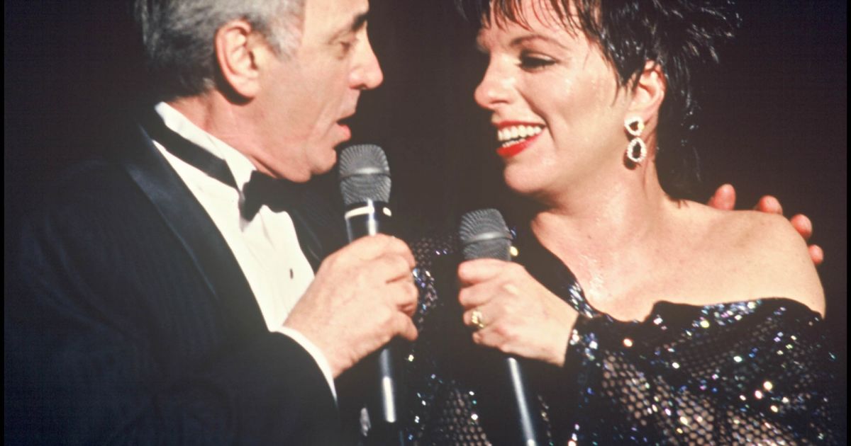 Charles Aznavour et Liza Minnelli sur scène au Lido à PAris, le 20 ...