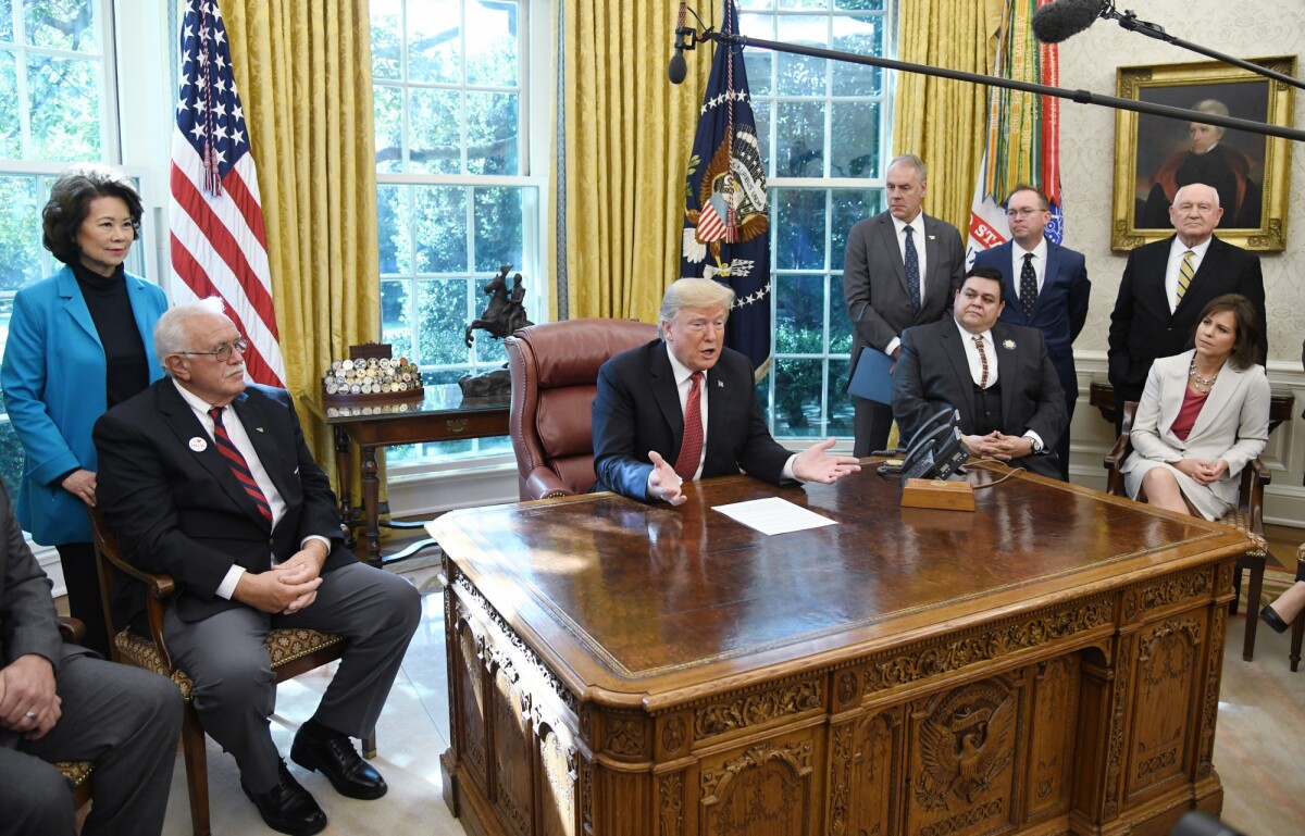 Photo : Donald Trump dans le Bureau Ovale à la Maison Blanche ...