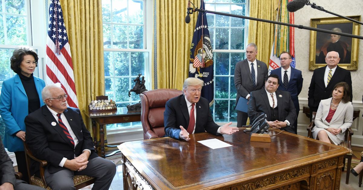 Donald Trump dans le Bureau Ovale à la Maison Blanche. Washington, D.C ...