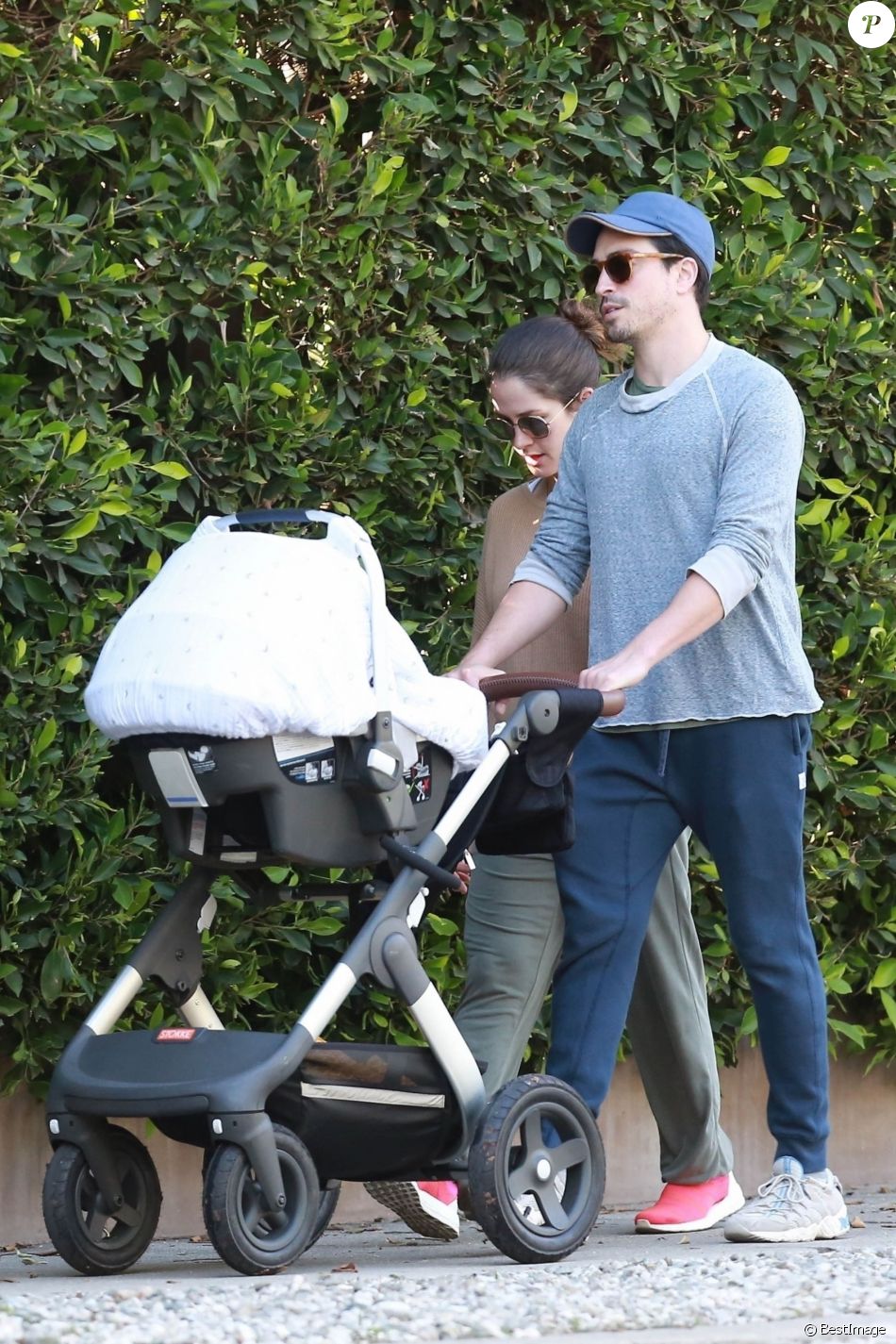 Exclusif - Ben Feldman et sa femme Michelle Mulitz promène leur enfant ...