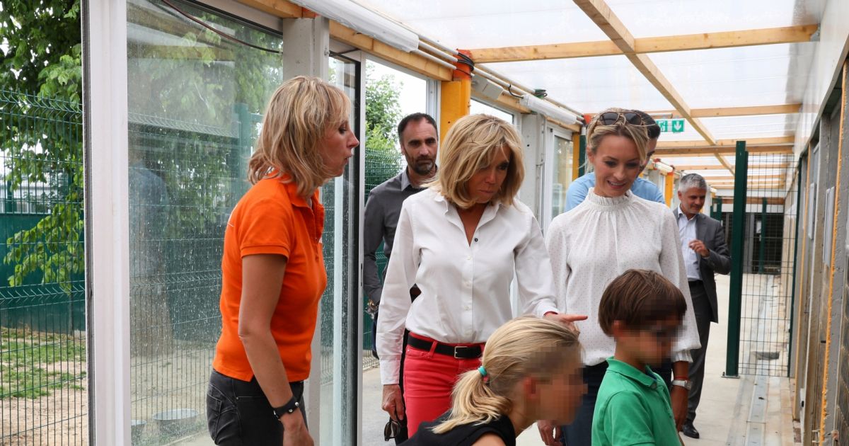 Brigitte Macron au refuge SPA d'Hermeray le 3 août 2017 avec deux de ...