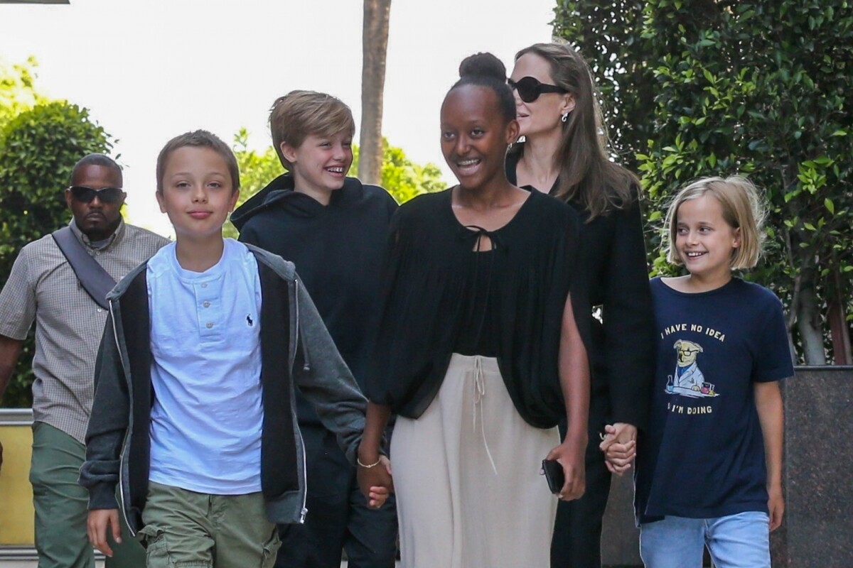 Photo Angelina Jolie Et Ses Quatres Enfants Vivienne Zahara Knox Et