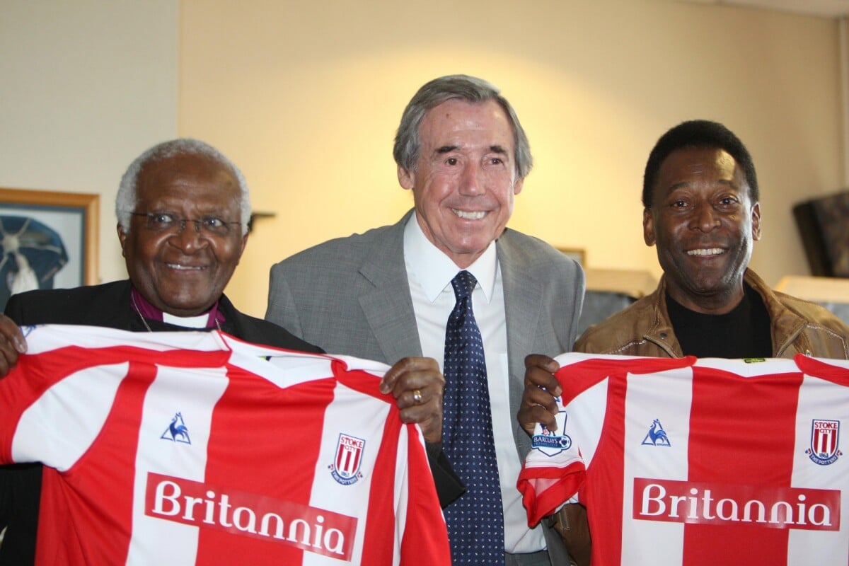 Photo : Archbishop Desmond Tutu, Gordon Banks et Pelé le 12 juillet ...