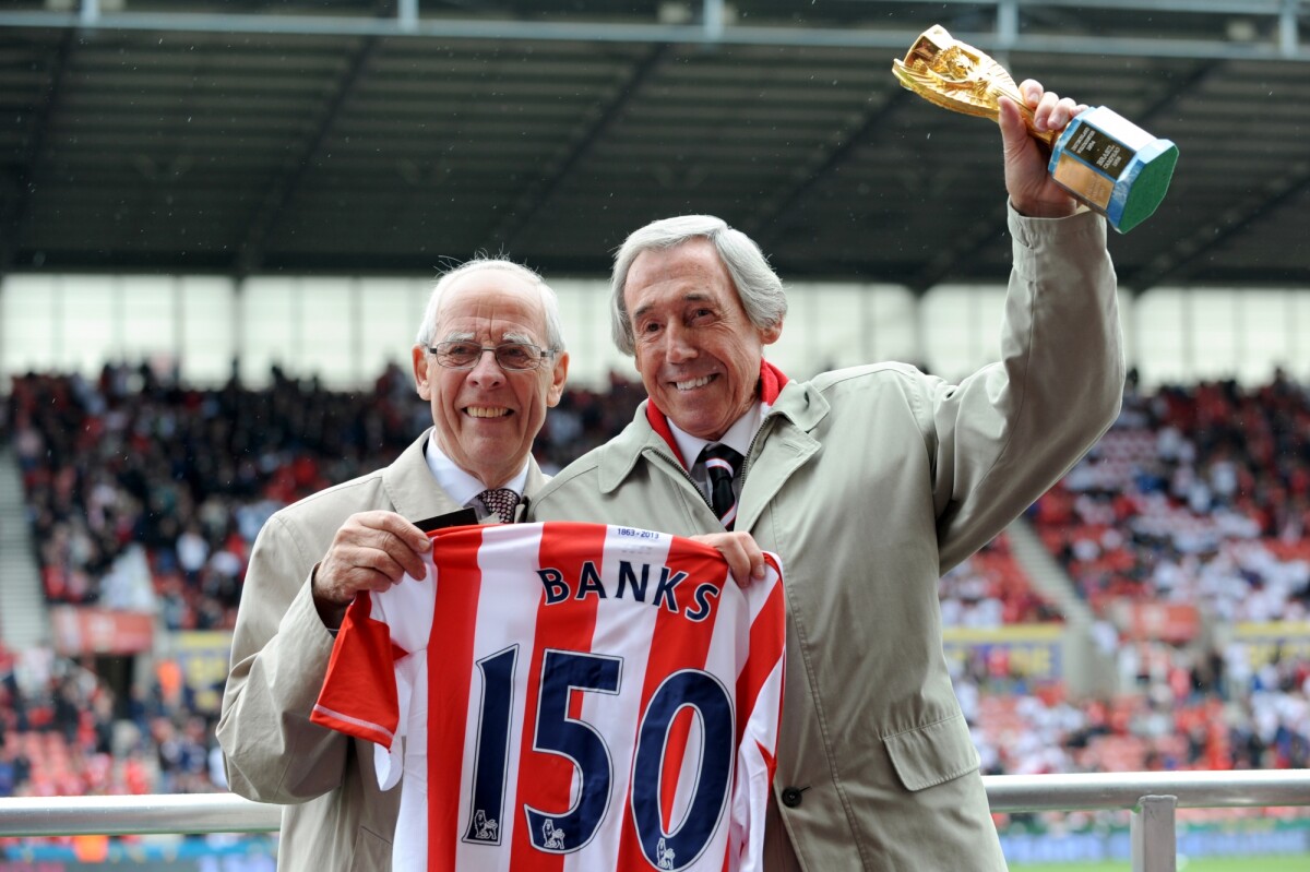Photo : Gordon Banks avec le Jules Rimet qui lui a été remis dans le ...