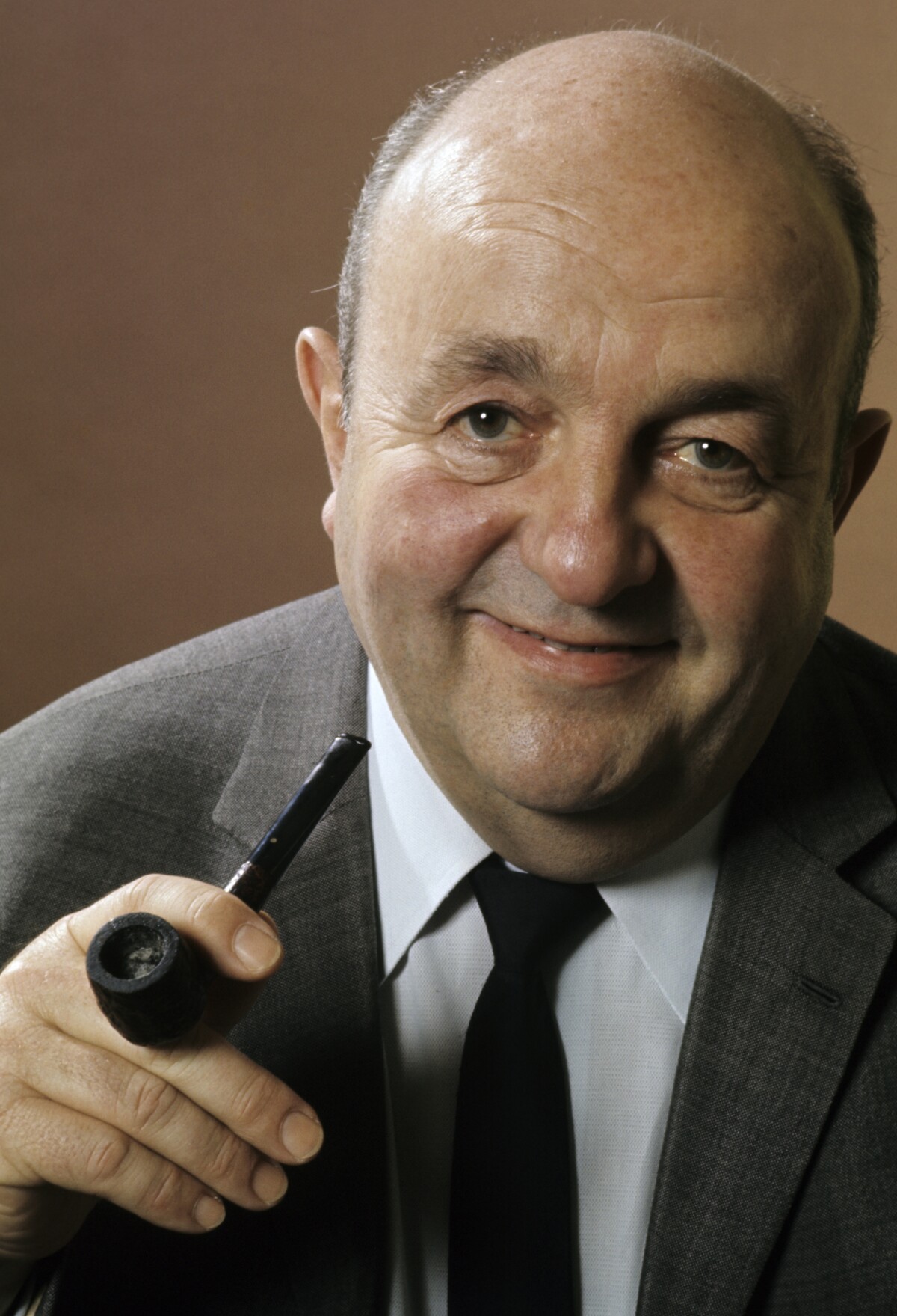 Photo : Archives - Portrait studio de Bernard Blier une pipe à la main ...