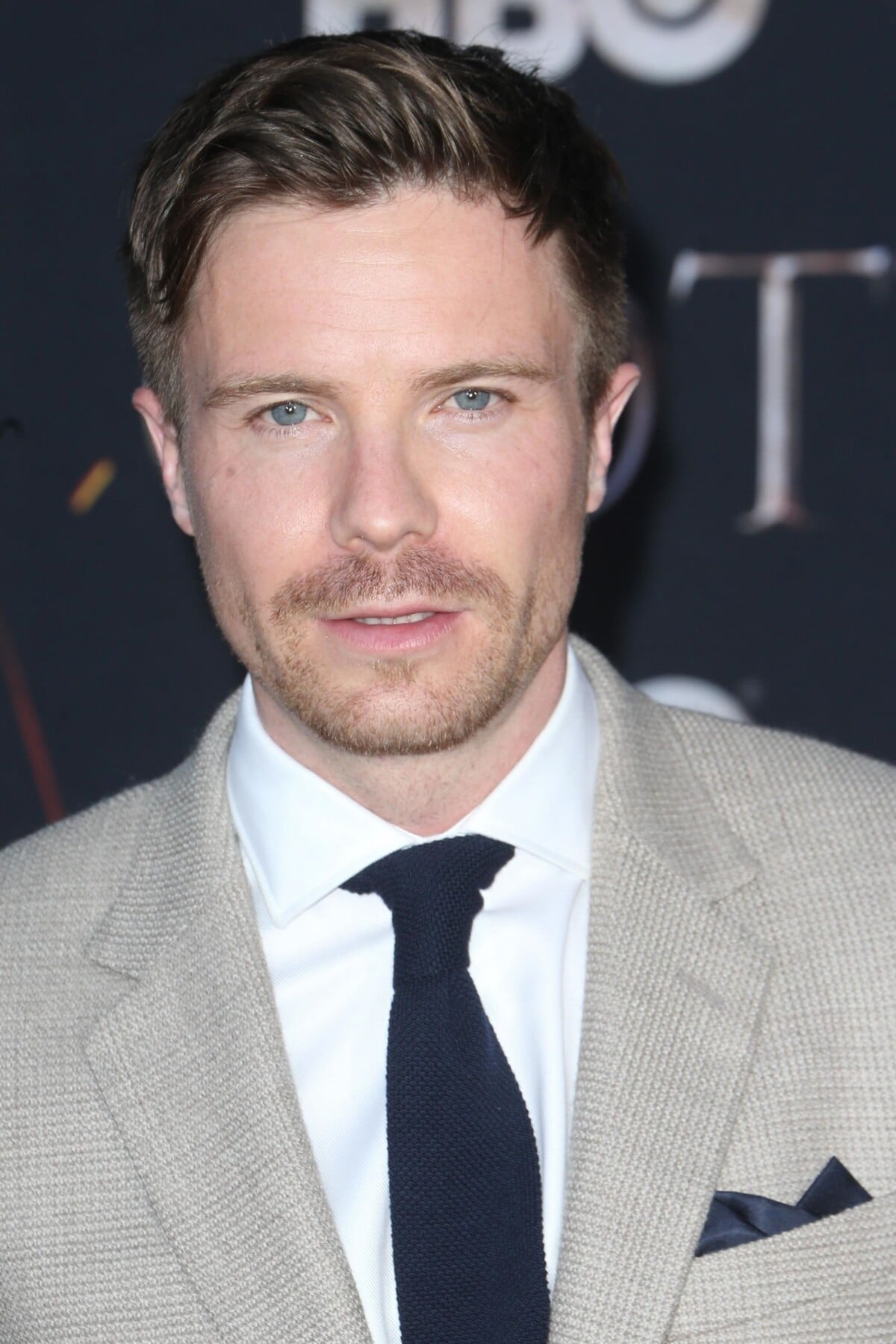 Photo : Joe Dempsie à la première de "Game of Thrones - Saison 8" au ...