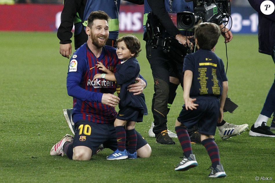 Lionel Messi avec ses fils Mateo et Thiago le 27 avril 2019 au Camp Nou ...
