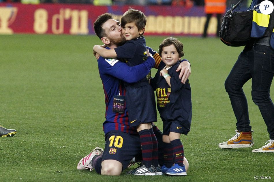 Lionel Messi à la fête avec ses garçons, le petit Ciro (1 an) trop ...