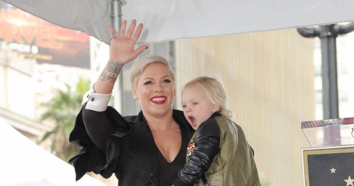 Pink, son fils Jameson Moon Hart - La chanteuse Pink (Alecia Beth Moore ...